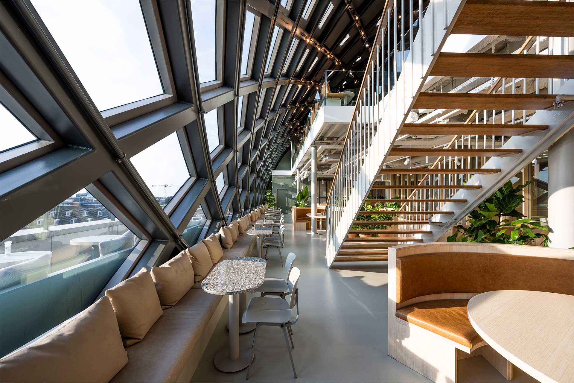 Zurich Gruppe Deutschland transforms a department store into the ...